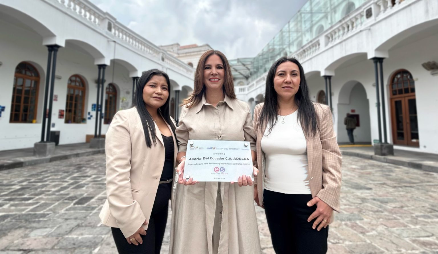 Contáctanos - Adelca